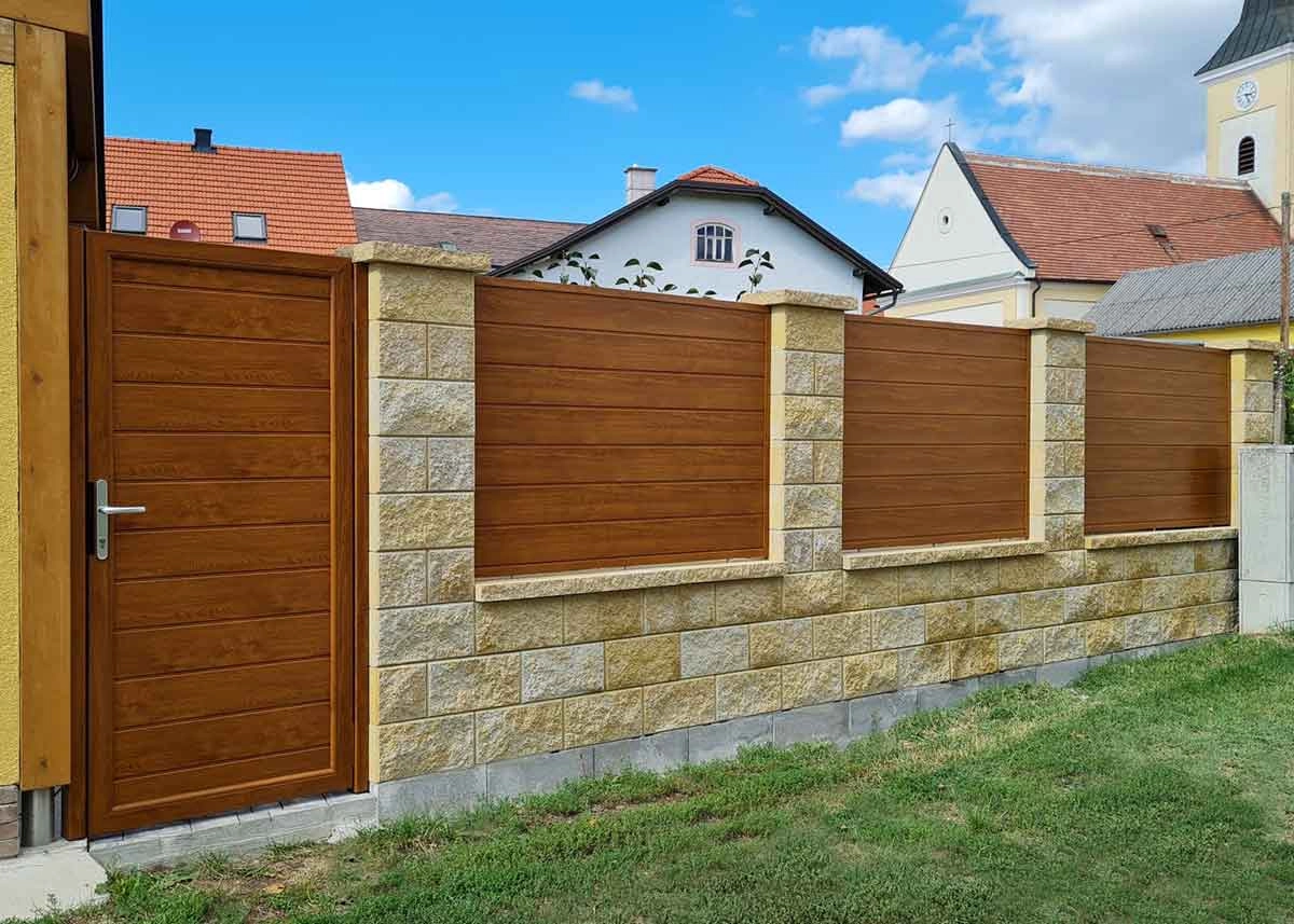 Sichtschutzzaun in Holzoptik mit Natursteinmauer kombinieren