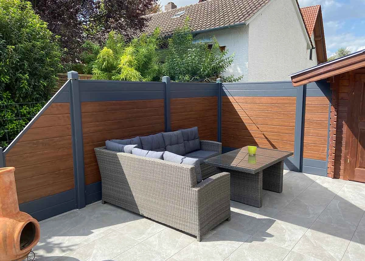 Moderner Sichtschutz in Holzoptik und Anthrazit für stilvolle Terrassen ...