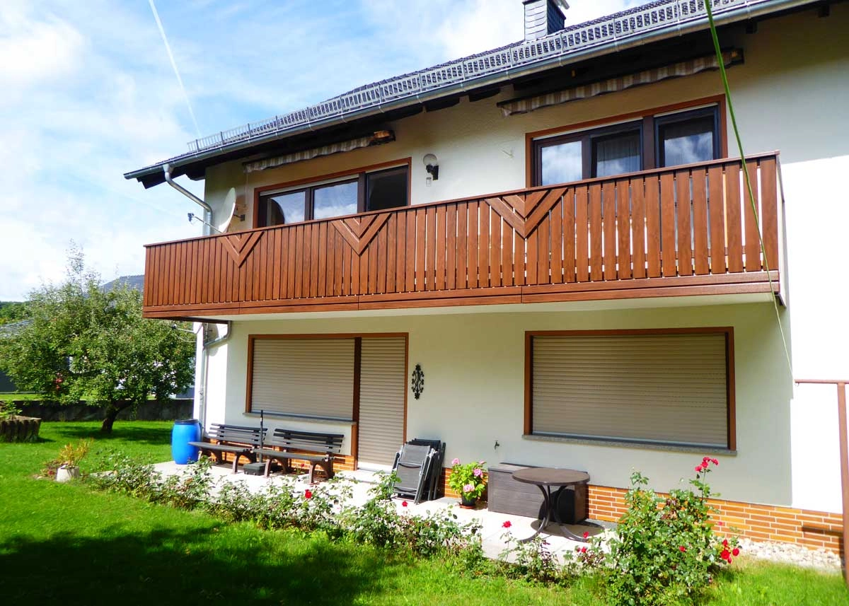 Tradition trifft Moderne: Balkonverkleidung in Holzoptik mit Zierelement