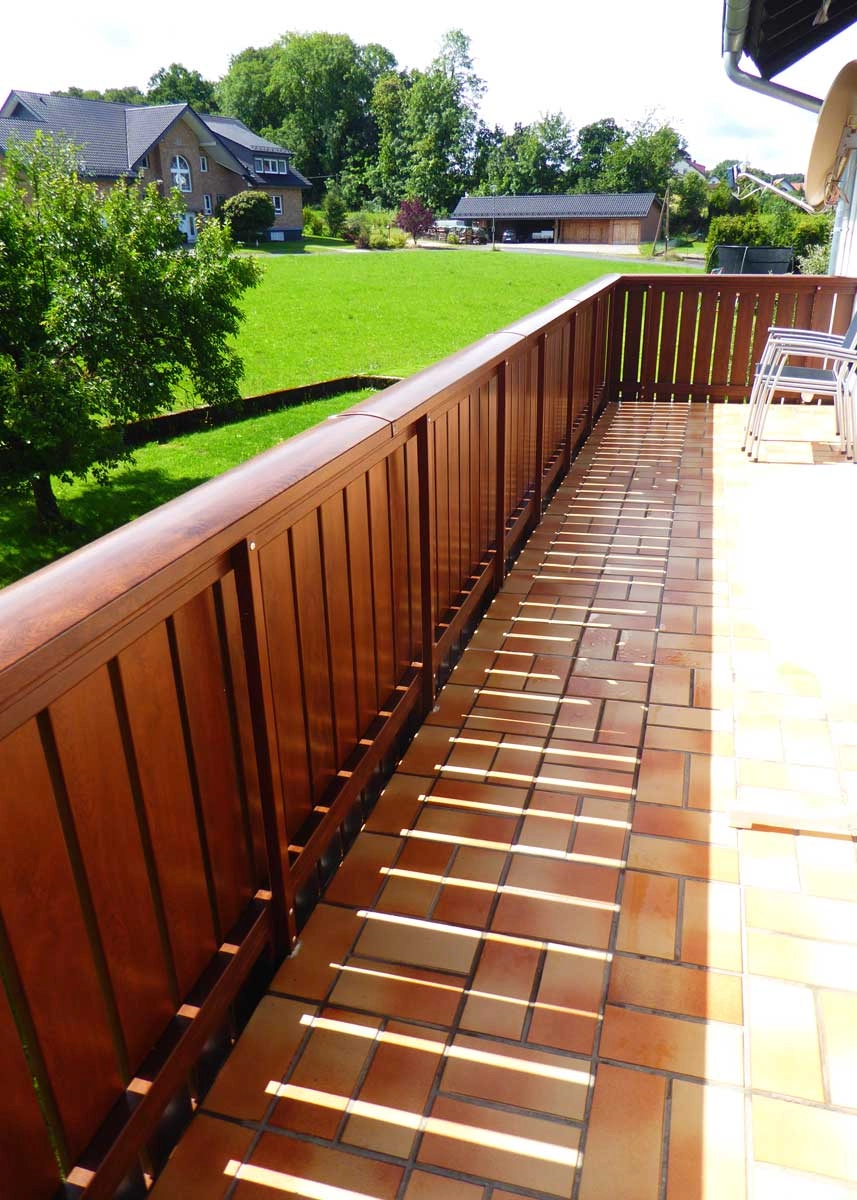 Tradition trifft Moderne: Balkonverkleidung in Holzoptik mit Zierelement