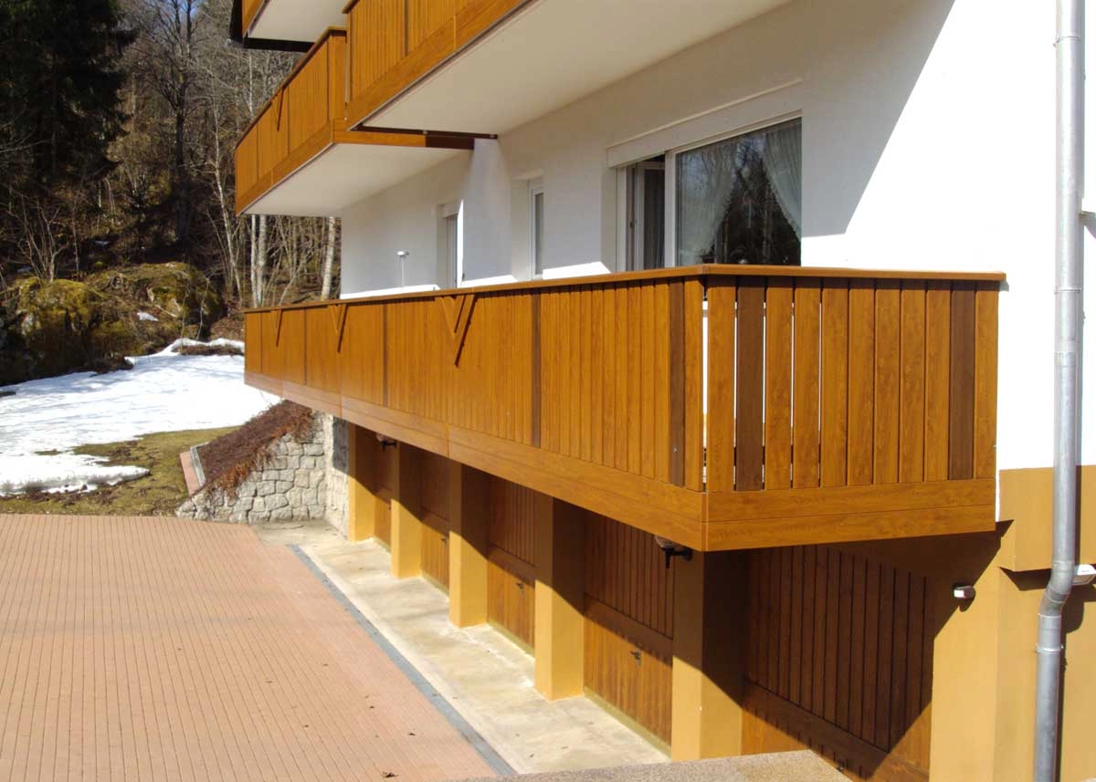PVC Balkongeländer in Holzoptik – wenn der Balkon die Bühne übernimmt