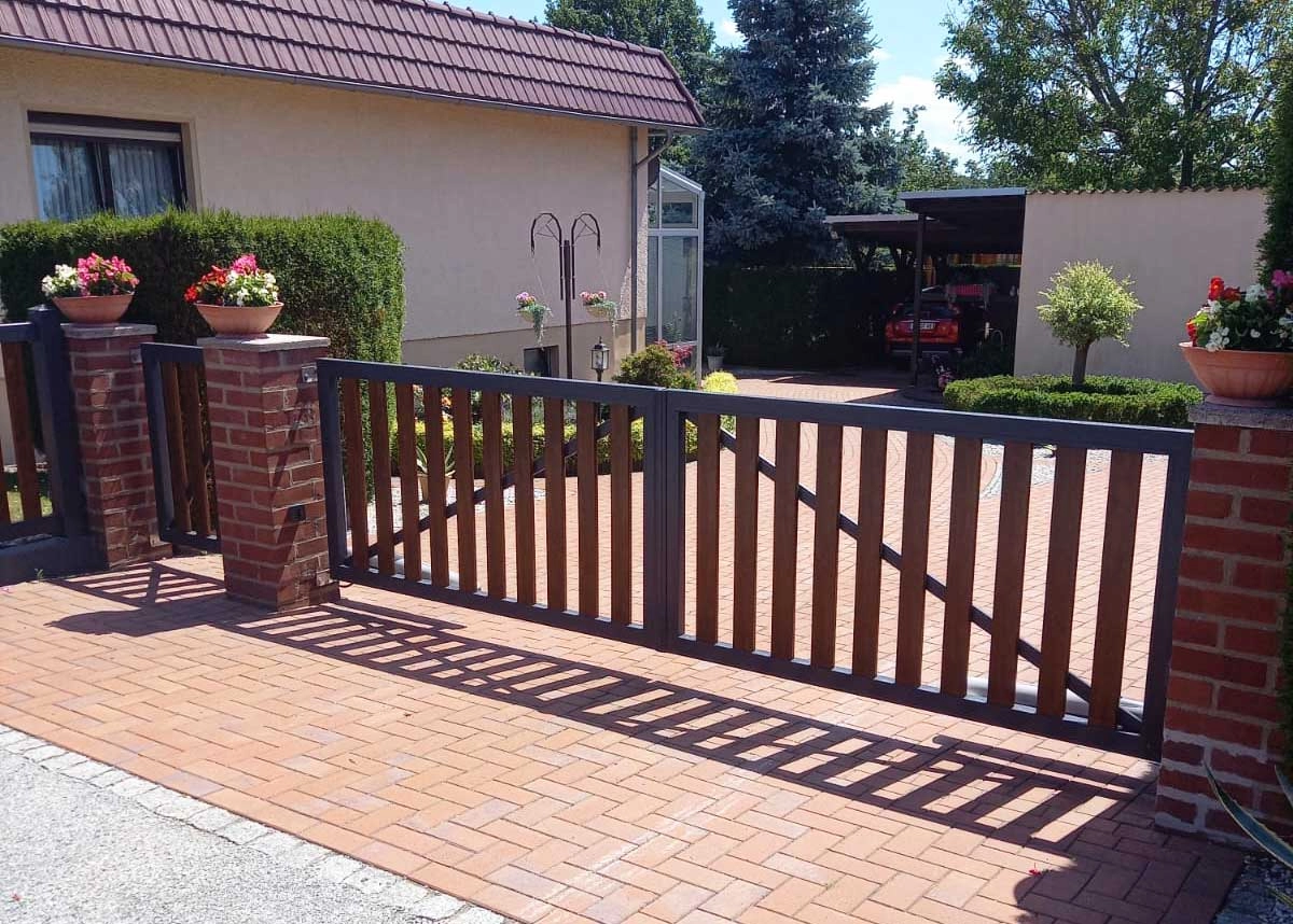 Rahmenzaun in Holzoptik und Anthrazit mit passenden Toren