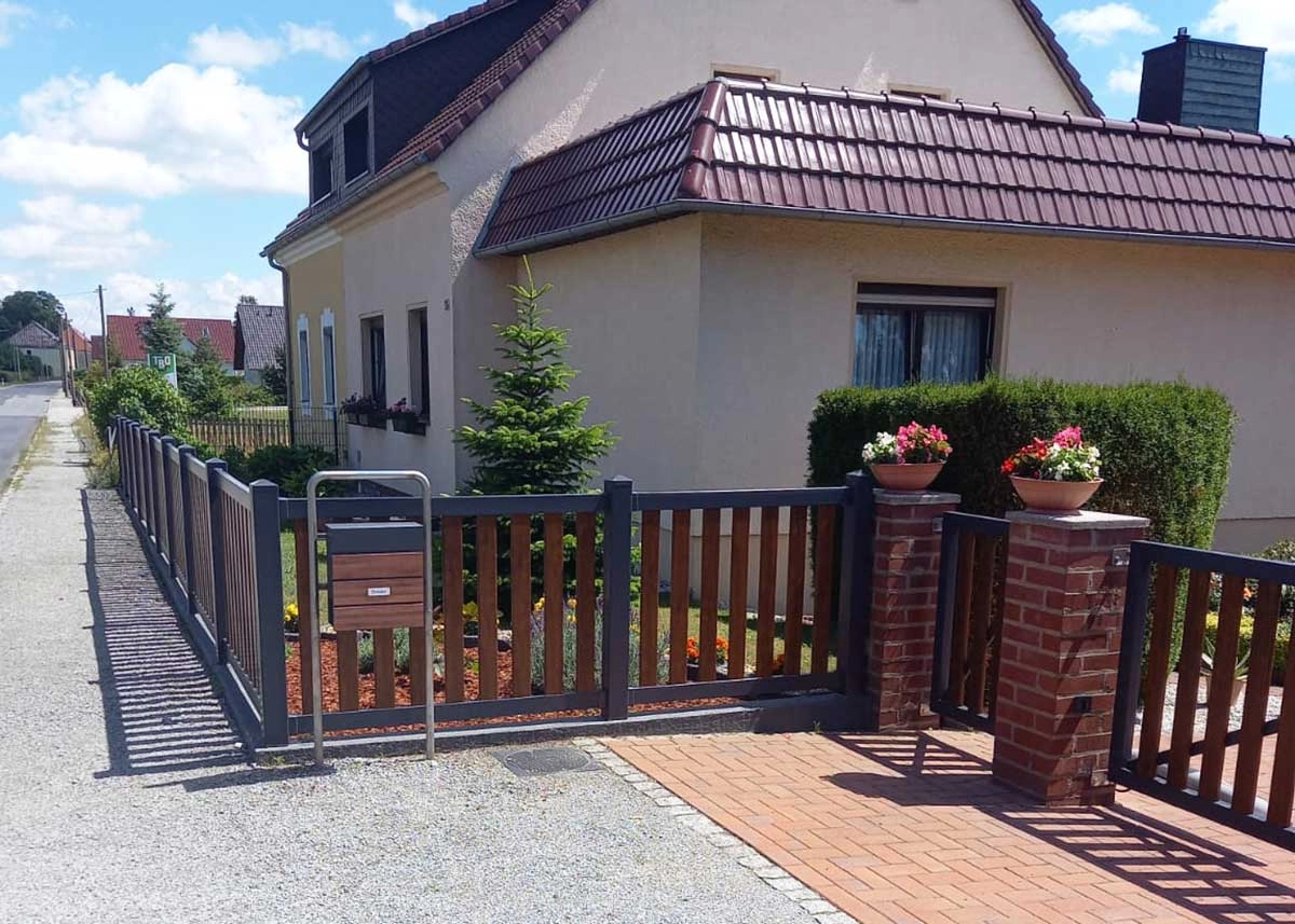 Rahmenzaun in Holzoptik und Anthrazit mit passenden Toren