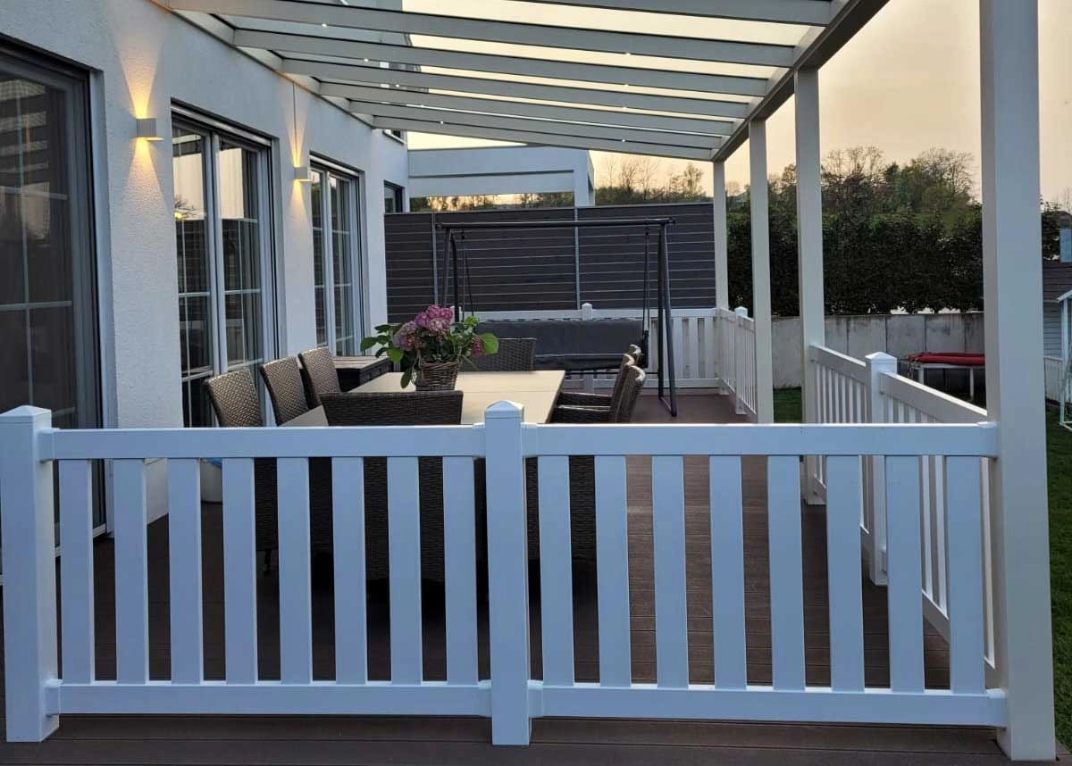 Weißer Rahmenzaun aus Kunststoff: Klare Abgrenzung für Terrasse und Veranda